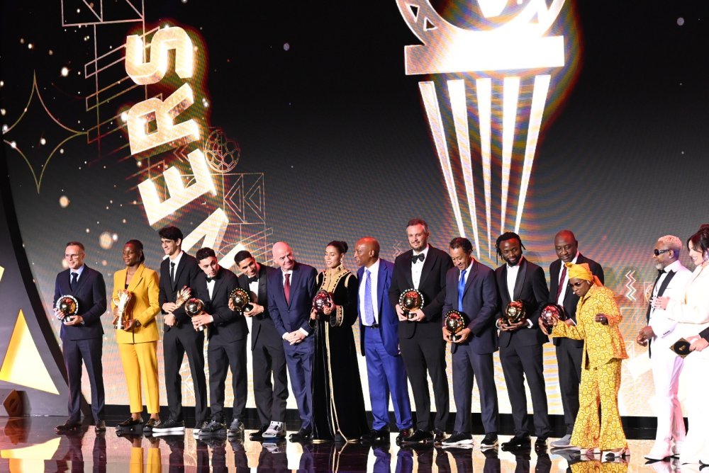 CAF Awards 2025 : le Maroc remporte six prix, Hakimi sacré Ballon d’Or africain - Le Matin.ma